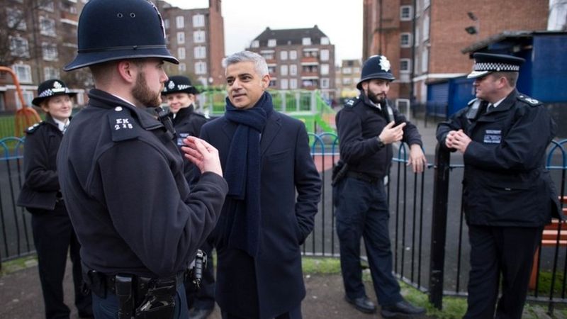 'Why I quit my dream job as a police detective' - BBC News