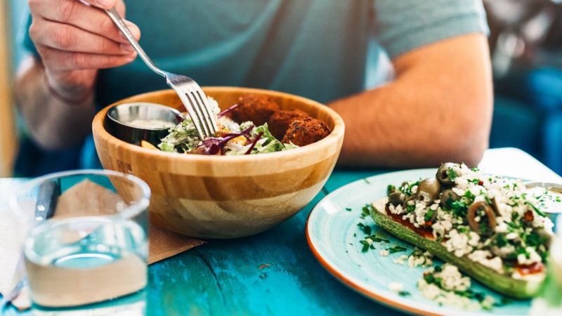 Vegans 'need to be aware of B12 deficiency risk' - BBC News