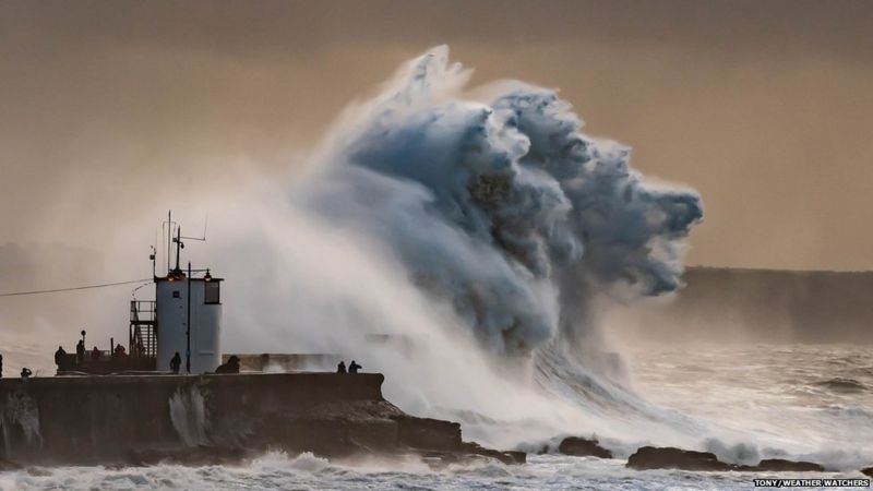 Spectacular wave wins Pic of the Season competition - BBC Weather