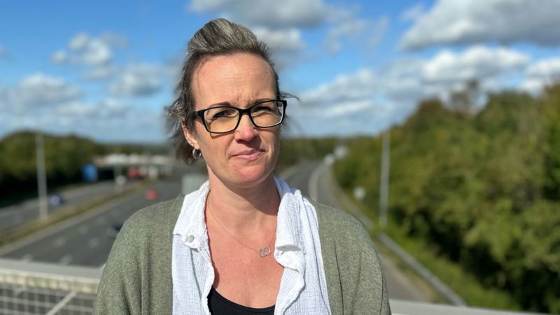 M25 death: Bereaved partner welcomes breakdown red lights plan - BBC News