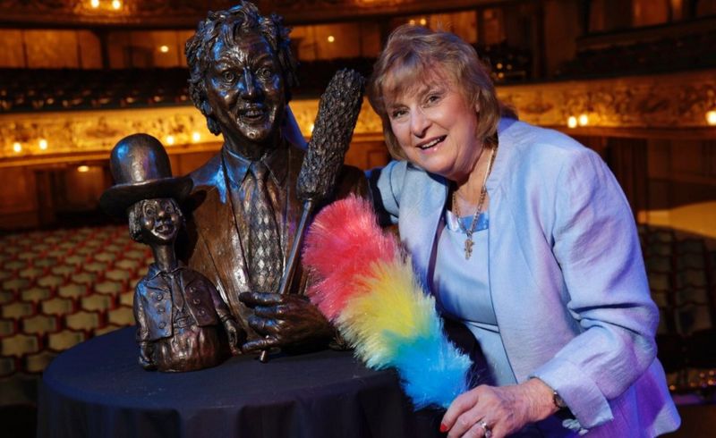 Sir Ken Dodd statue unveiled at Blackpool theatre he helped to save ...