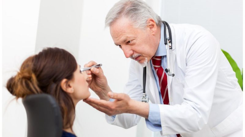 ¿Qué son los tics y cuándo hay que preocuparse por ellos? - BBC News Mundo