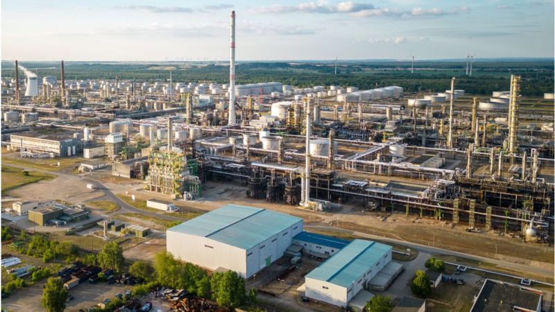 Germany takes control of stakes in Rosneft oil refineries - BBC News