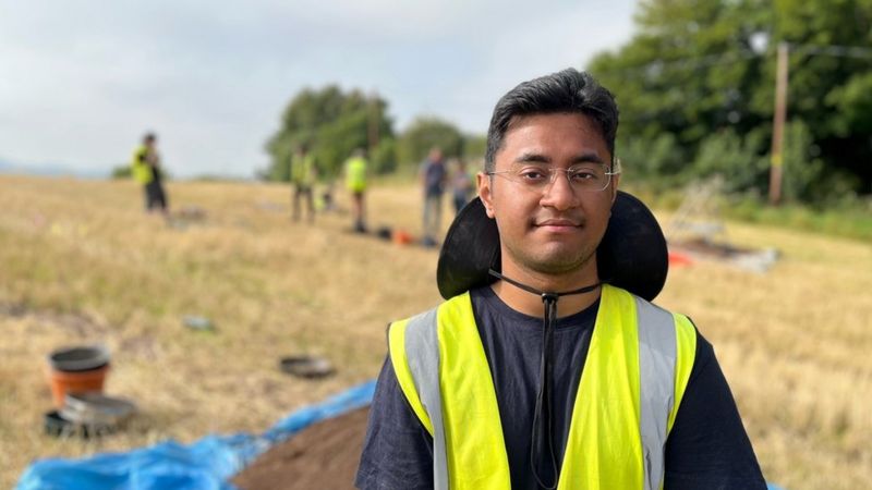 World archaeologists hunt for lost palace in Scottish Borders - BBC News