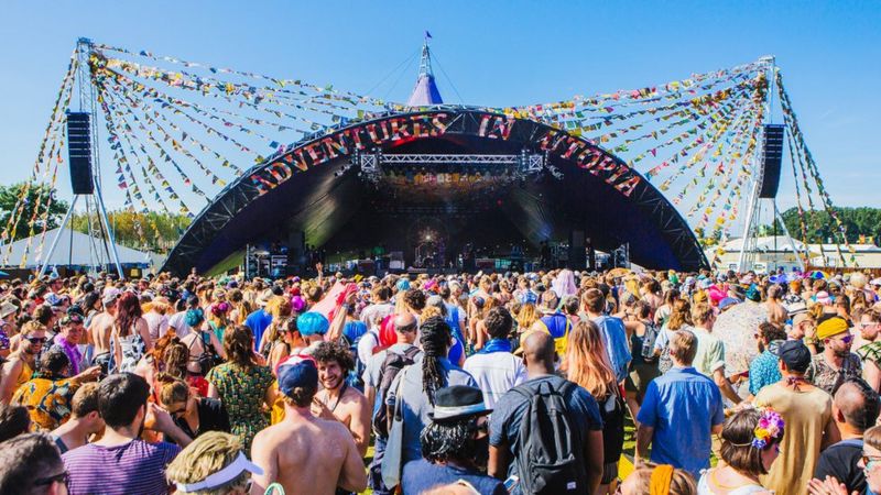 The festivals aiming to get rid of single-use plastic by 2021 - BBC News
