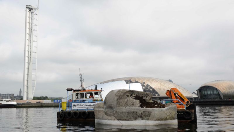 Floating Head sculpture returns to the Clyde after 33 years - BBC News