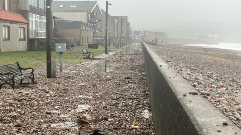 'Risk to life' warning as flooding closes Stonehaven seafront - BBC News