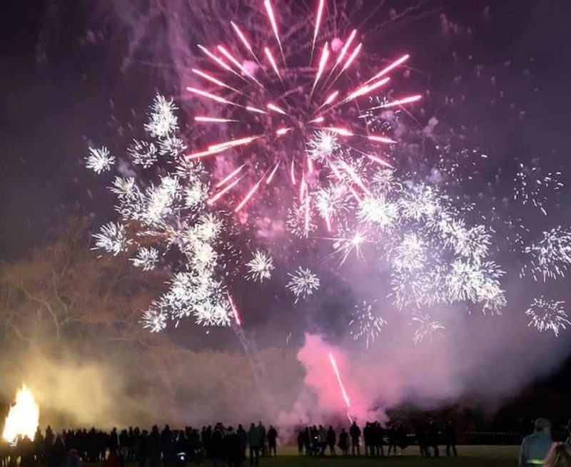 Bonfire Night: Are these traditions fizzling out? - BBC News