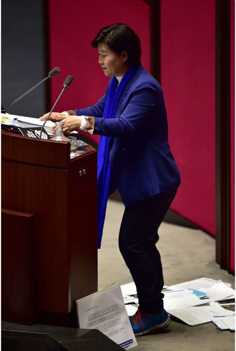 South Korean MPs 'set world filibuster record' - BBC News