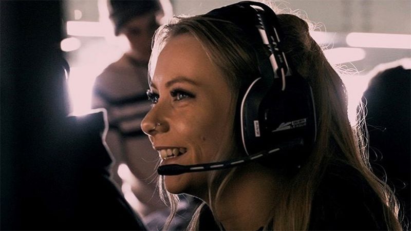Esports: The female Call of Duty gamer making history - BBC News