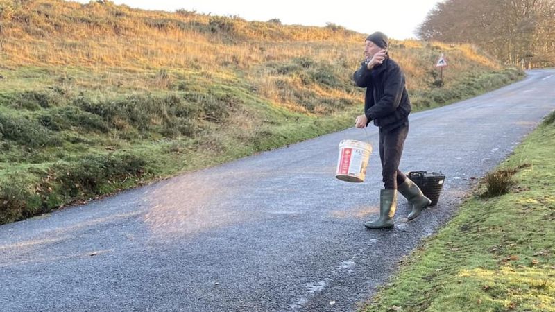 Devon drivers warned of ice as temperatures plummet - BBC News