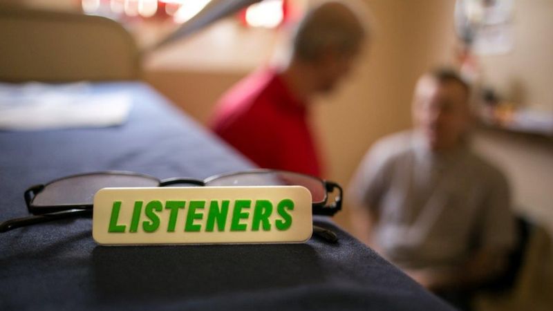 The prisoners who train as Samaritans in jail - BBC News