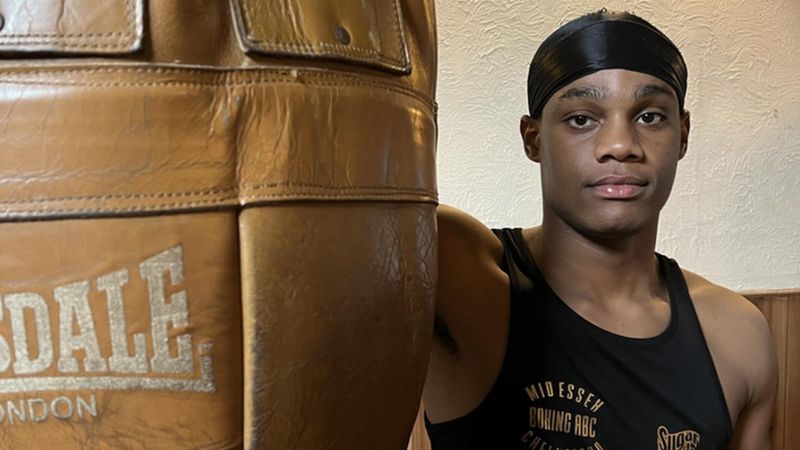 Essex boxer 'thankful' to escape life of drug dealing - BBC News