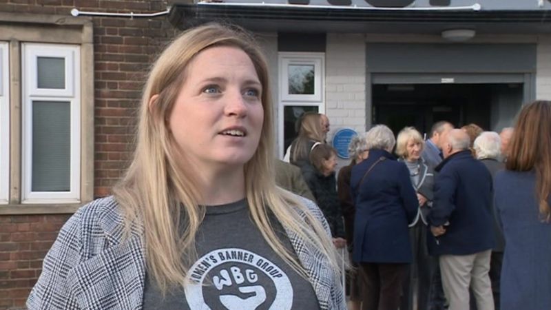 Plaque to Aycliffe Angels WWII factory women unveiled - BBC News