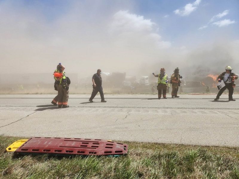Illinois dust storm: Six killed after major highway pile-up - BBC News