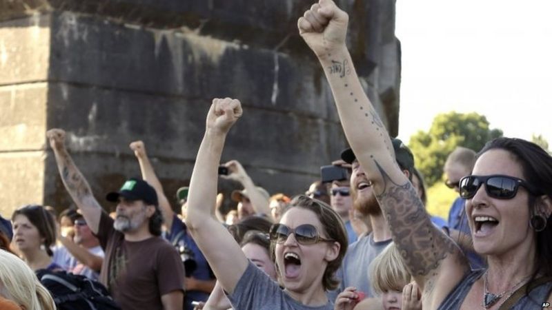 US Coast Guard ends Shell icebreaker bridge protest - BBC News