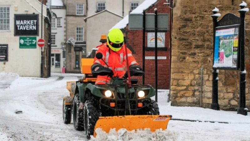 In pictures: Heavy snow arrives in Yorkshire - BBC News