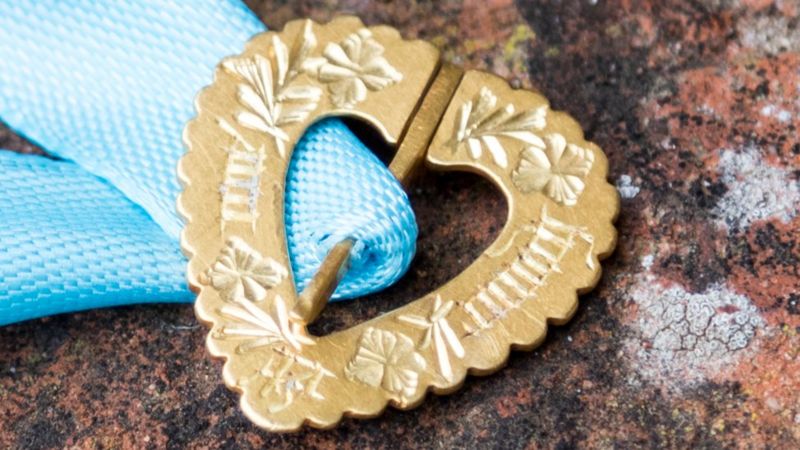 'Lost ' medieval gold brooch was 'gift from beheaded baron' - BBC News