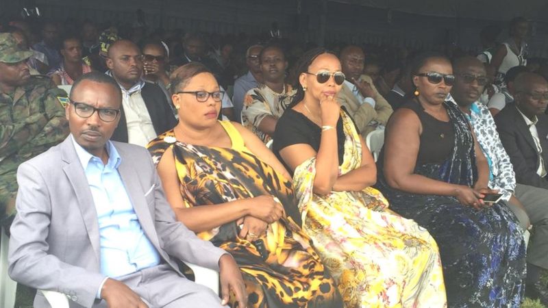 Mu Rwanda habaye imihango yo gushyingura imibiri y'abantu barenga ...