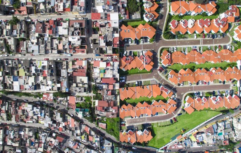 Aerial photos reveal the stark divide between rich and poor - BBC News