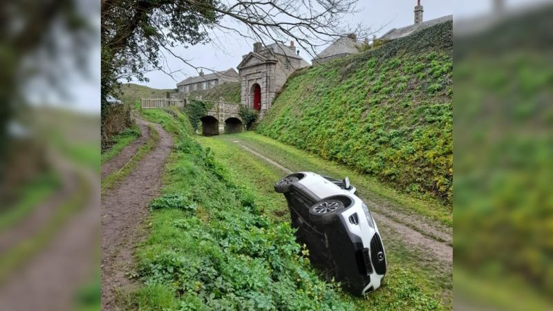 Stolen car crashes into Pendennis Castle moat - BBC News