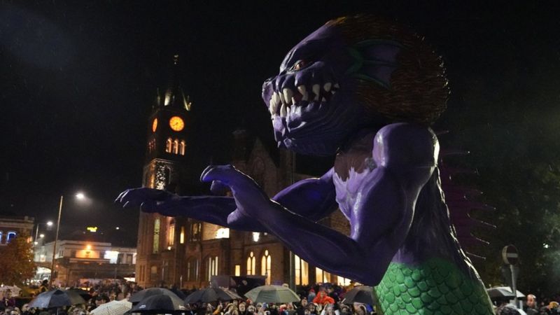 Halloween: Thousands celebrate Londonderry Halloween finale - BBC News