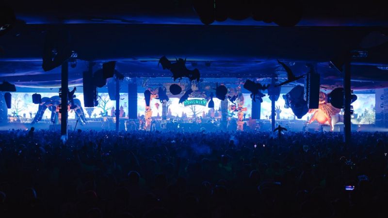 Drumsheds: What it's like to go clubbing in an old Ikea? - BBC News