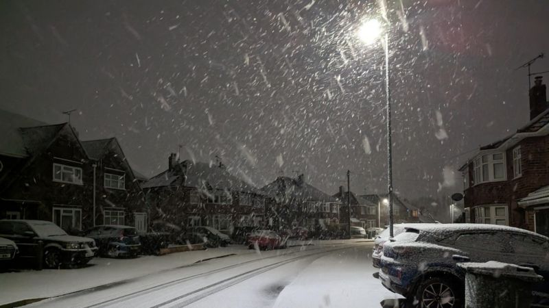 East Midlands: Snow causes second day of disruption - BBC News