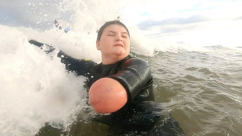 The 10-year-old surfer with no hands or feet - BBC News