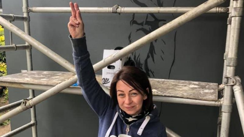 Luton's new 'emerging from grey' mural painted over in error - BBC News
