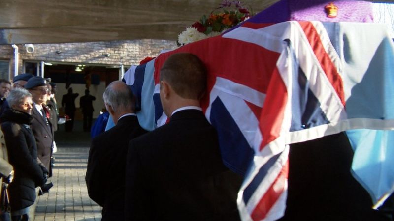 Crowds attend RAF veteran funeral after photo album find - BBC News