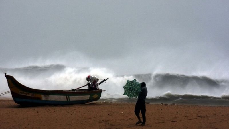 Cyclone Ockhi: Dozens of fishermen missing in Indian storm - BBC News