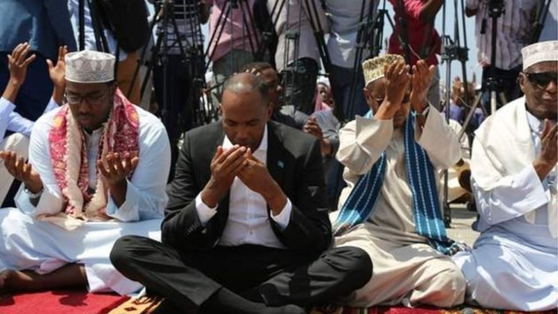 Les Somaliens prient pour la pluie - BBC News Afrique