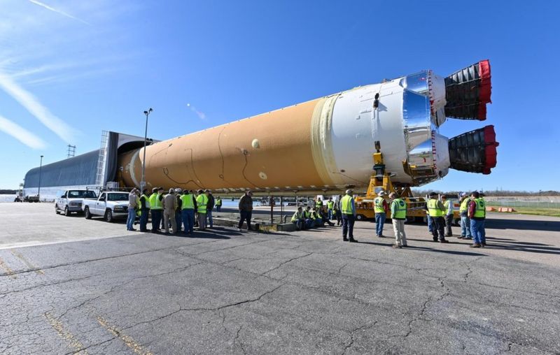 Nasa Moon rocket core leaves for testing - BBC News