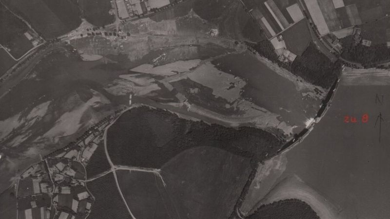 'Secret' Dambusters photos go under hammer - BBC News