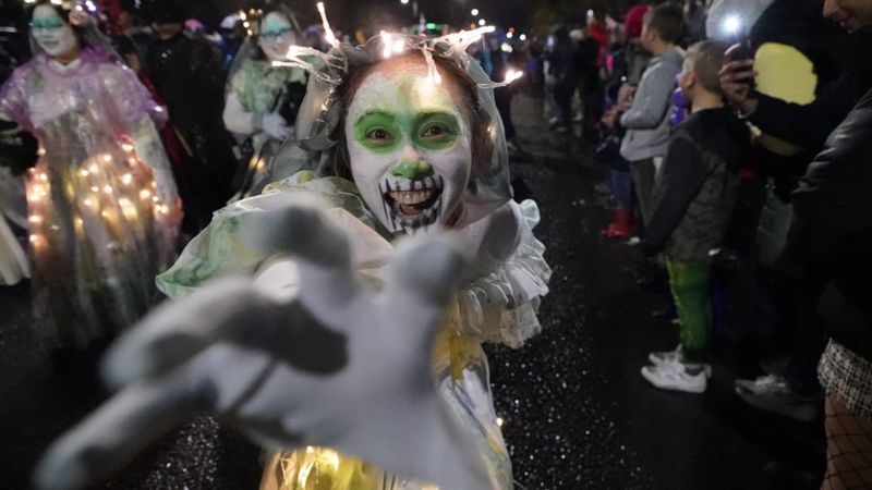 Halloween: Thousands celebrate Londonderry Halloween finale - BBC News