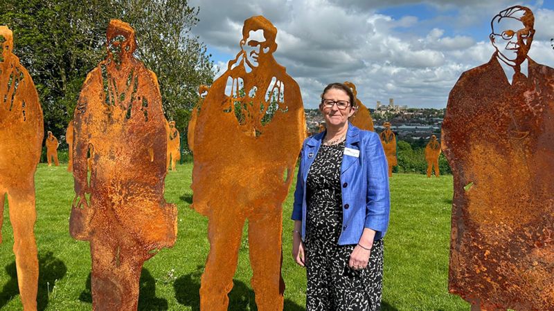 Lincolnshire Dambusters memorial unveiled on 80th anniversary - BBC News