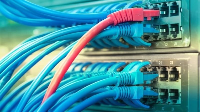 Russia considers 'unplugging' from internet - BBC News