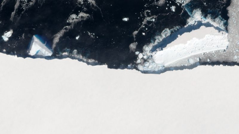 Giant iceberg A68a shatters into large fragments - BBC News