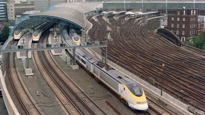 More platforms and longer trains for Waterloo station - BBC News