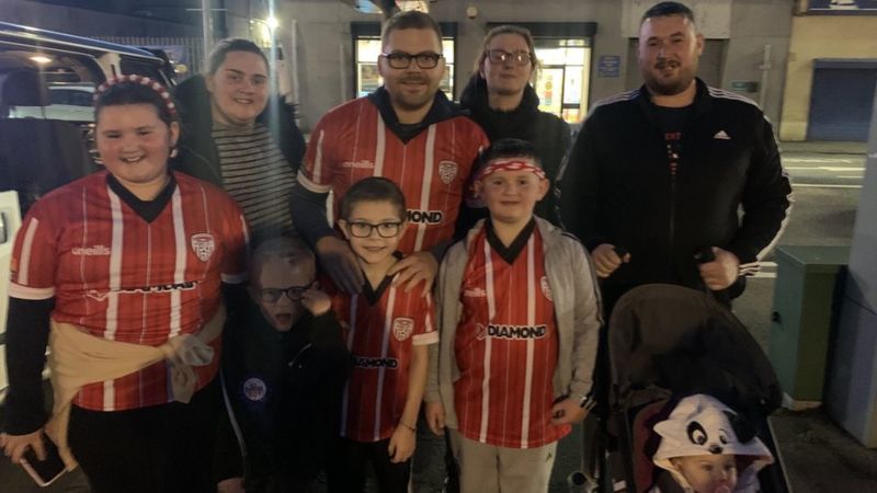 Derry City: Heroes' welcome for players after FAI Cup win - BBC News