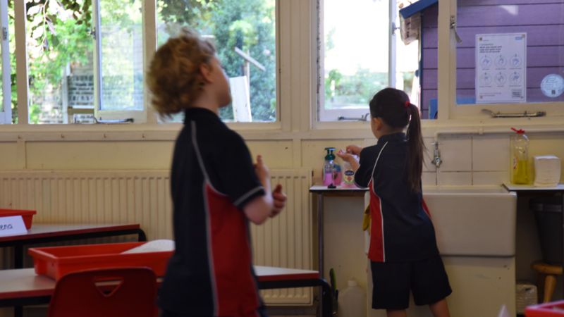 In pictures: Back to school in England - BBC News