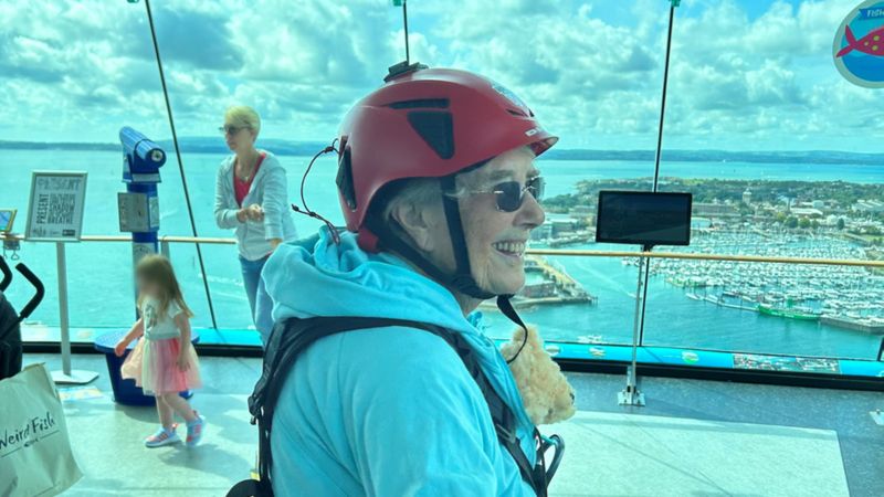 Portsmouth: Woman marks 90th birthday with charity abseil - BBC News