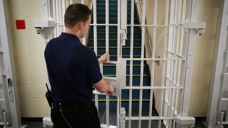 Plans to give prison governors control welcomed - BBC News