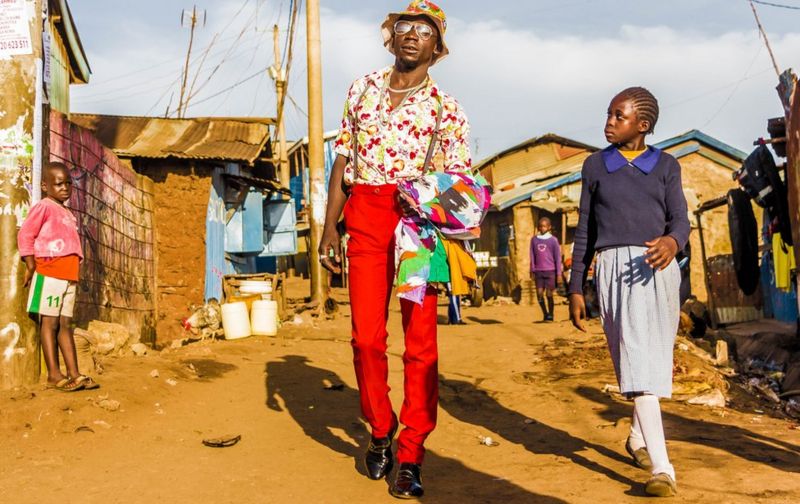 Kenyan fashionista dares to stand out in Kibera slum - BBC News