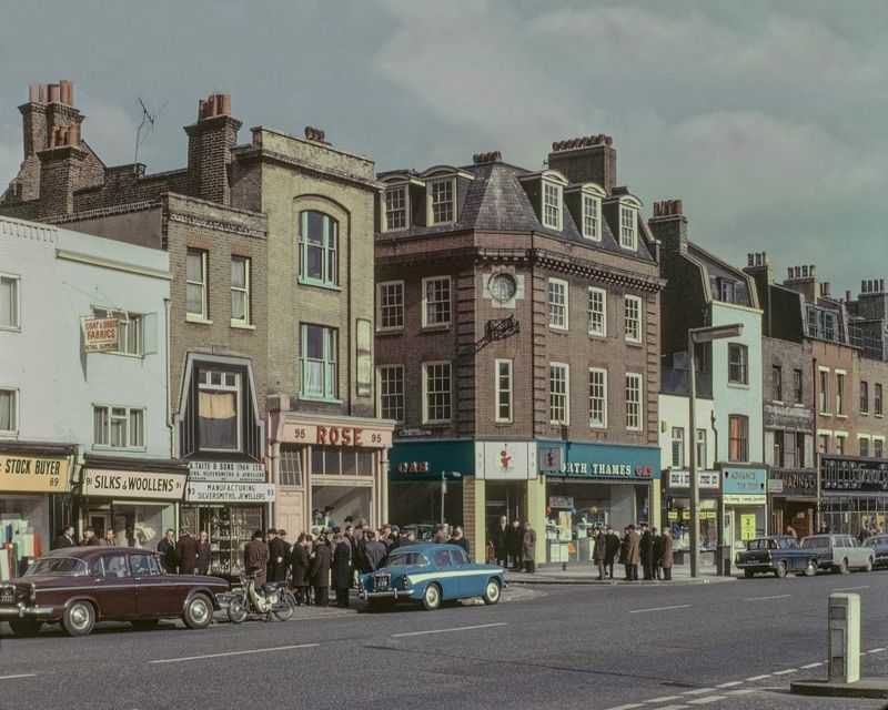 Unseen photos of East End London in glorious colour - BBC News