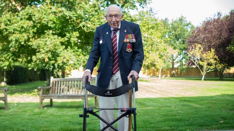Capt Sir Tom Moore helps those with 'difficulties' - BBC News