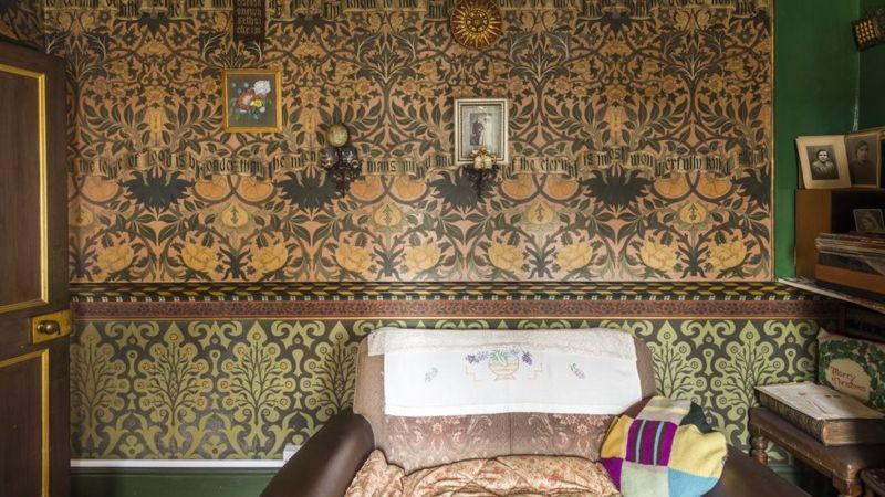 David Parr: Artist's 'awe' at 1880s artisan decorated house - BBC News