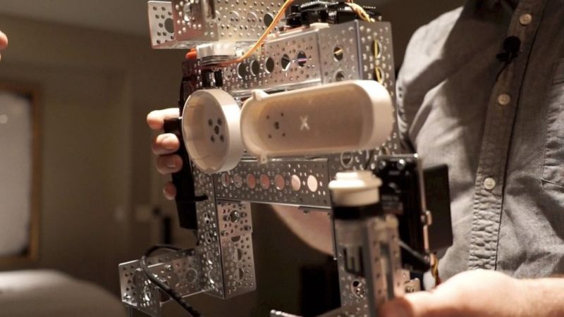 Robot cracks open safe live on Def Con's stage - BBC News