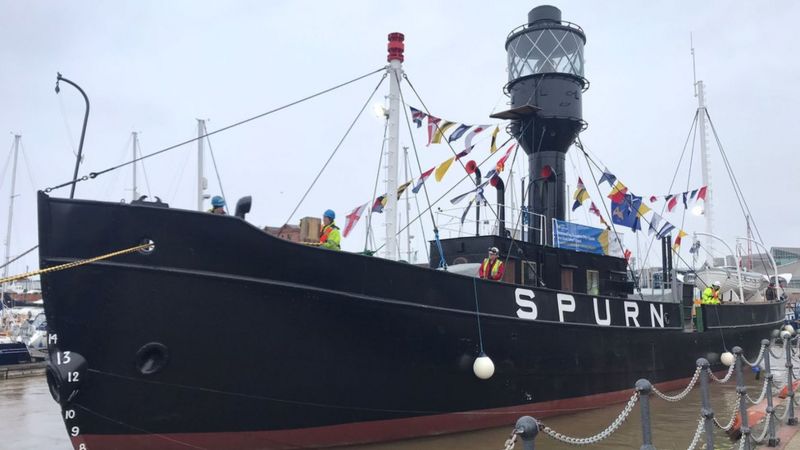 Spurn Lightship: Floating lighthouse returns to Hull Marina - BBC News
